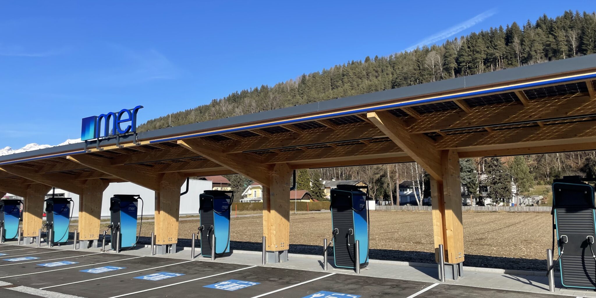 Pensilina fotovoltaica in legno per stazione di ricarica per veicoli ...
